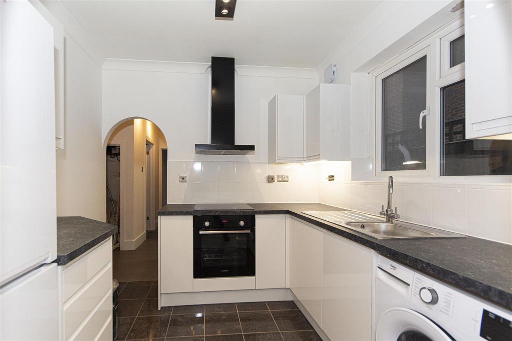 Pampisford Road, South Croydon CR2 2 bed flat - £1,550 pcm (£358 pw)