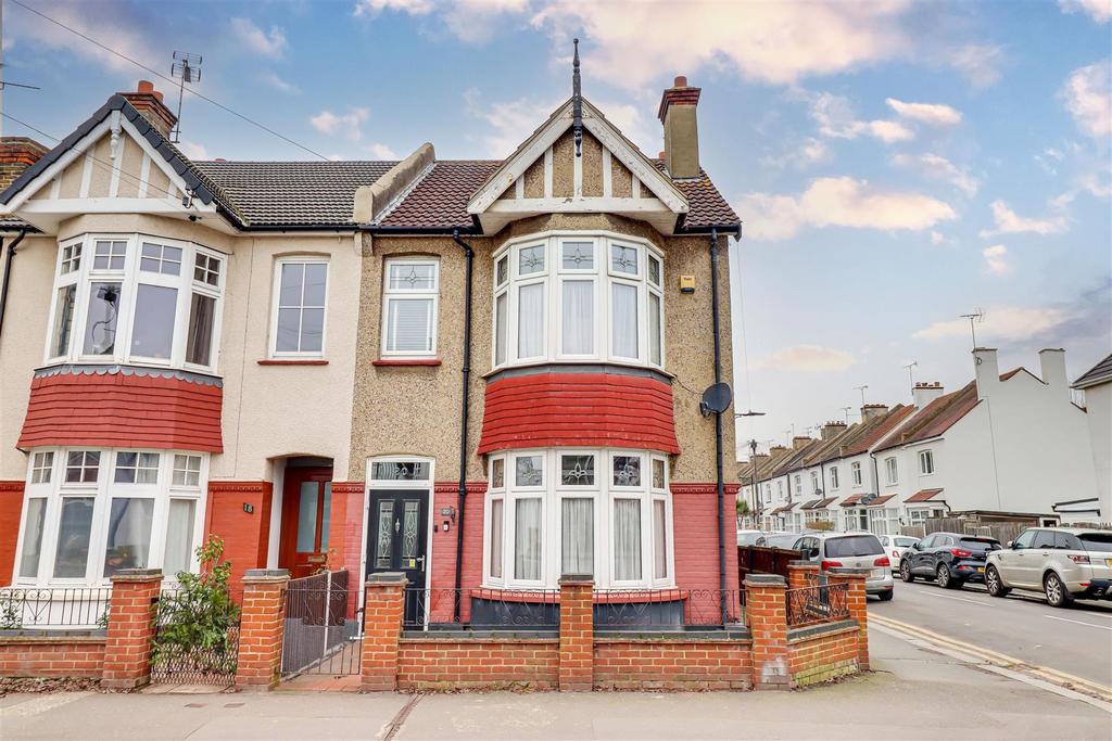 Southbourne Grove, Westcliff-On-Sea SS0 5 bed semi-detached house for ...