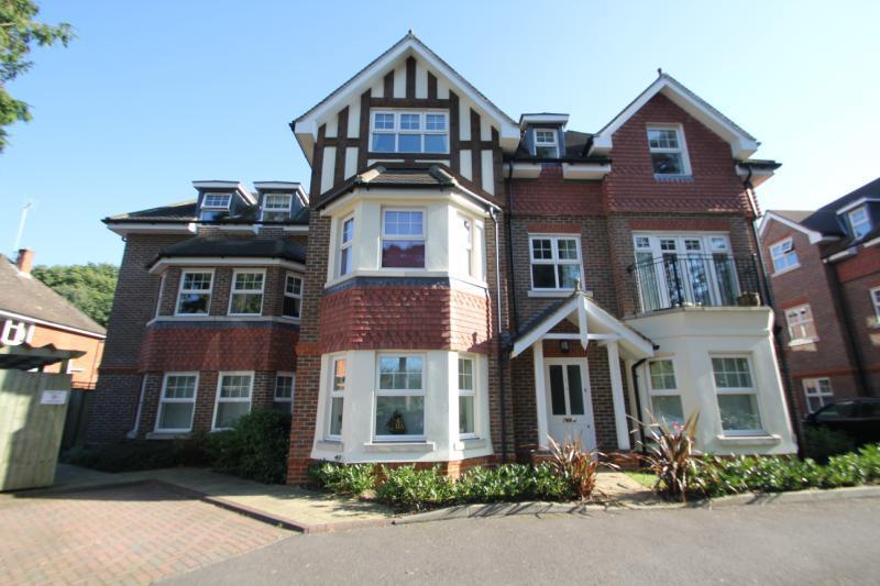 Pembroke Road, Woking GU22 2 bed flat - £1,750 pcm (£404 pw)