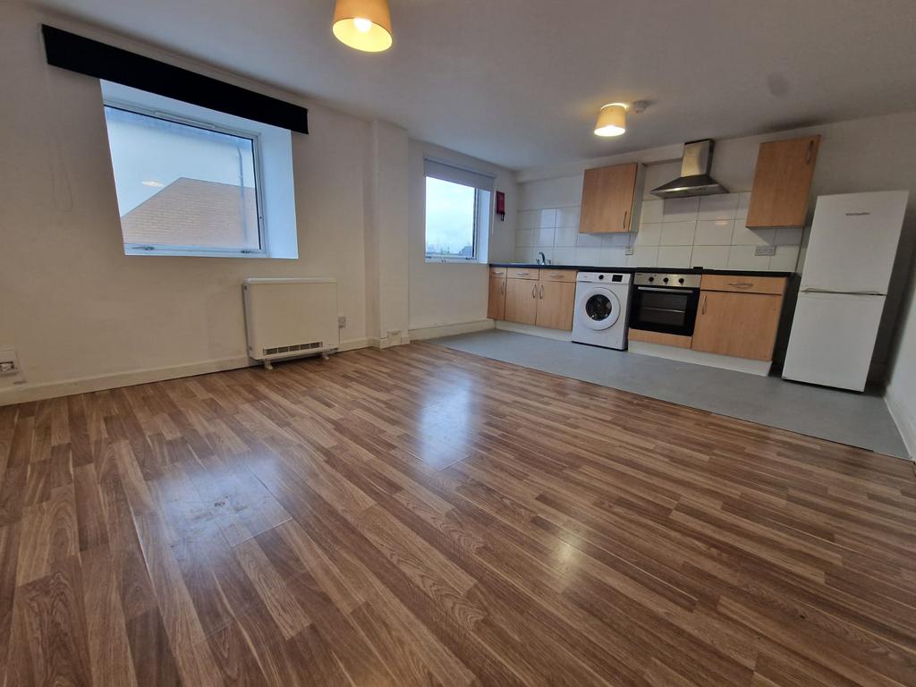 Milliners Court, Milliners Way... 3 bed flat - £1,395 pcm (£322 pw)