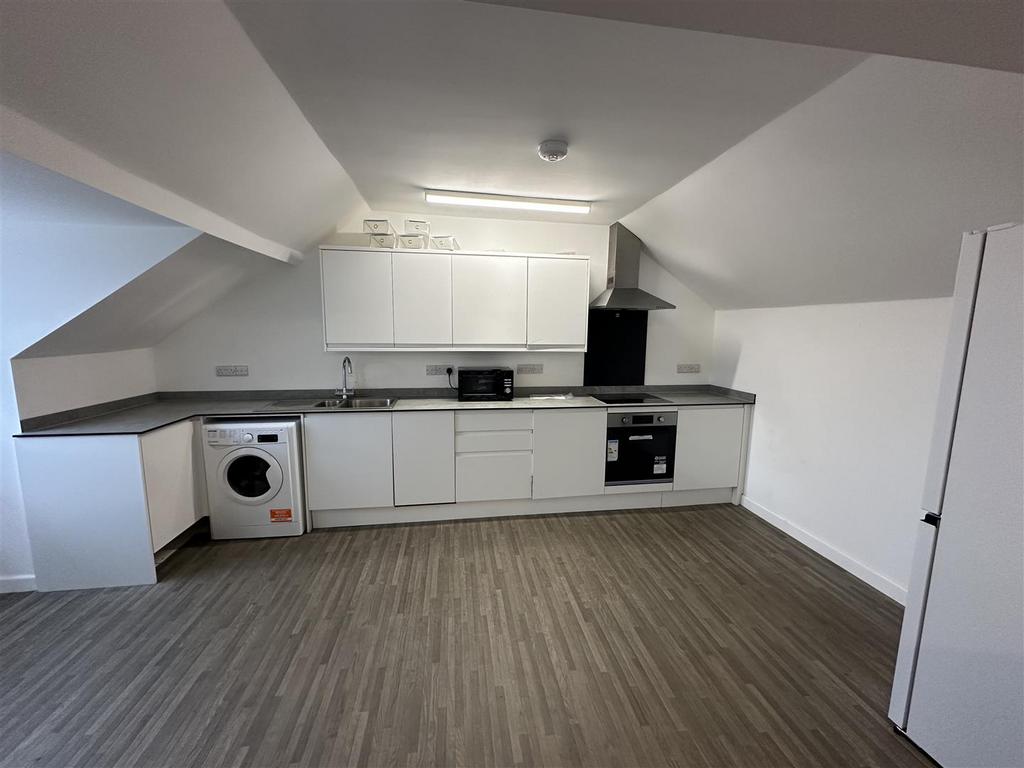 York Road, Exeter EX4 4 bed flat - £2,200 pcm (£508 pw)