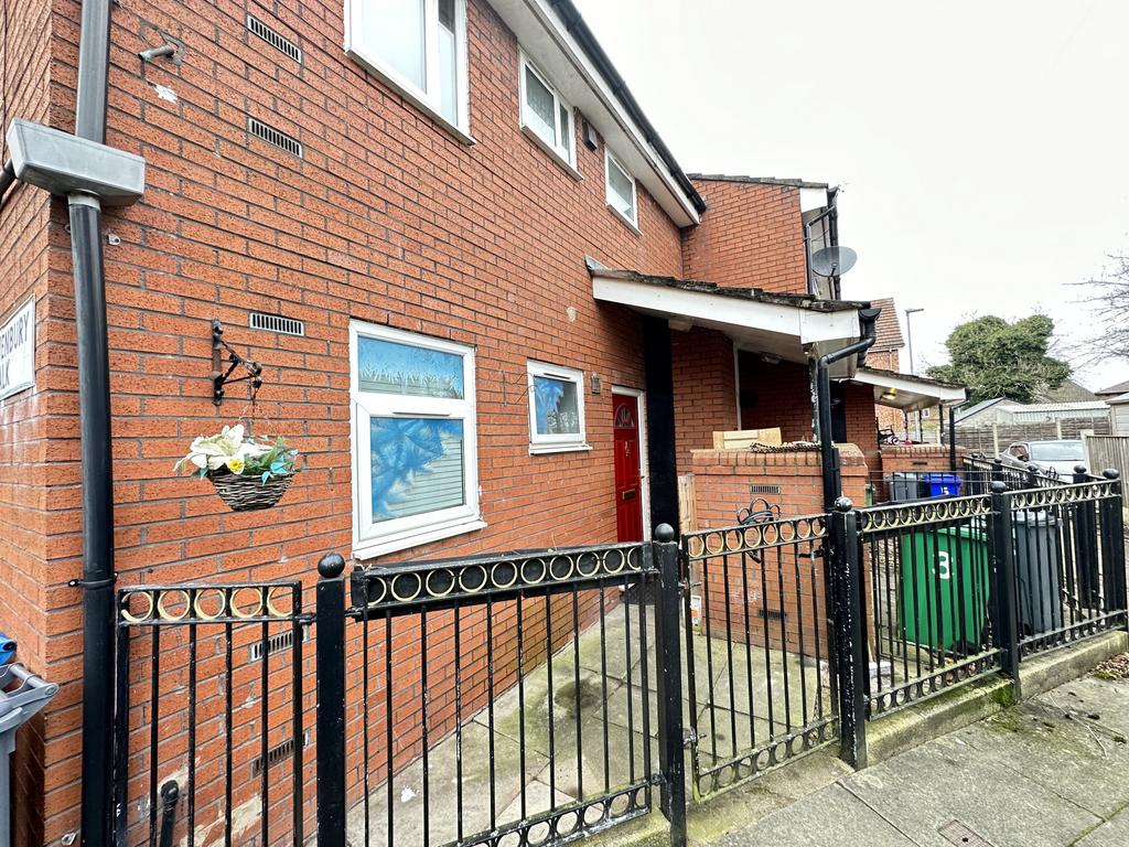 Worthenbury Walk, Manchester, M13 2 bed maisonette - £995 pcm (£230 pw)