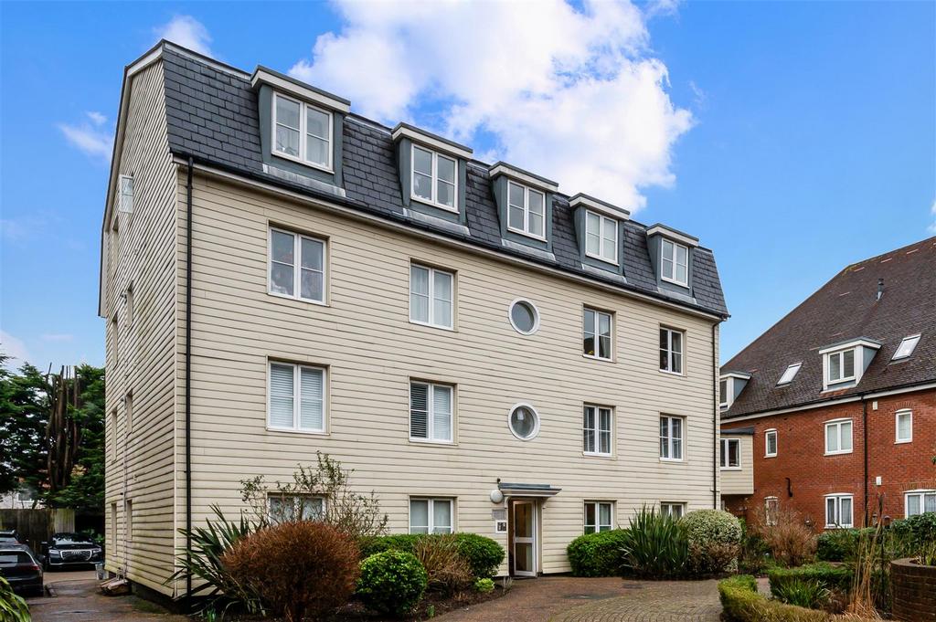 Wingfield Court, Banstead 2 bed apartment - £1,550 pcm (£358 pw)
