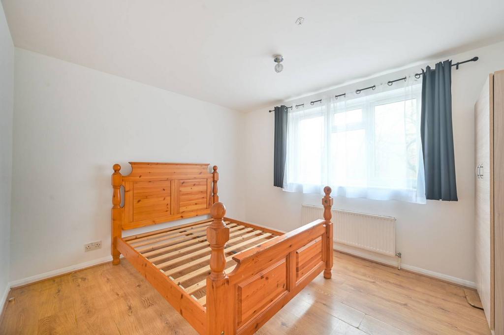 Cambridge Close, Neasden, London, NW10 1 bed flat to rent - £1,500 pcm ...