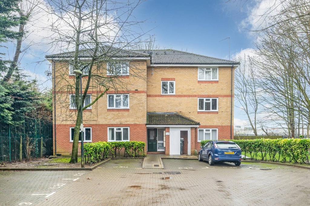 Cambridge Close, Neasden, London, NW10 1 bed flat - £1,500 pcm (£346 pw)