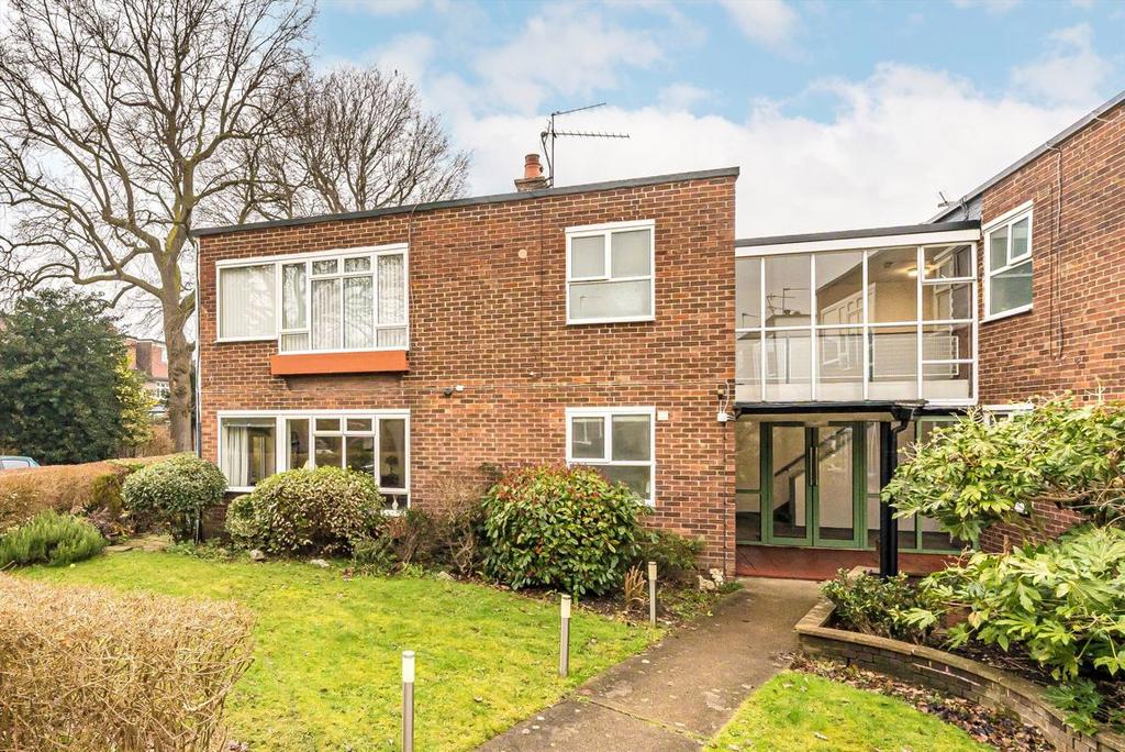 Constance Road, Whitton TW2 2 bed flat for sale - £399,950