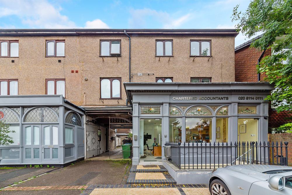 76 Durham Road, RAYNES PARK SW20 1 bed flat - £1,400 pcm (£323 pw)