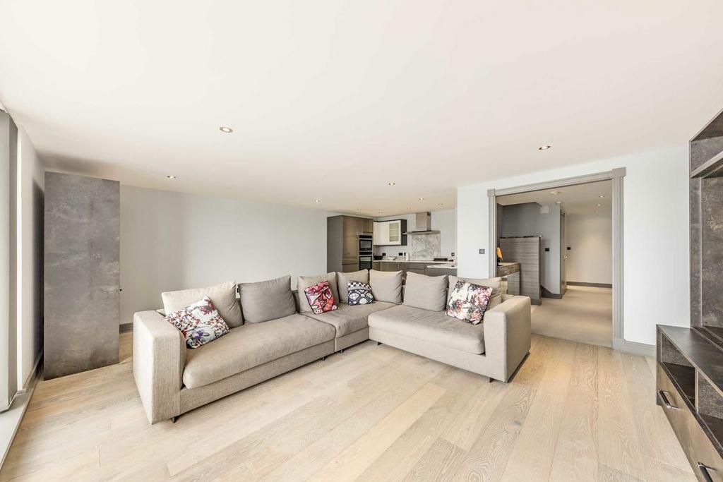 Newton Place, London E14 2 bed flat to rent - £2,700 pcm (£623 pw)