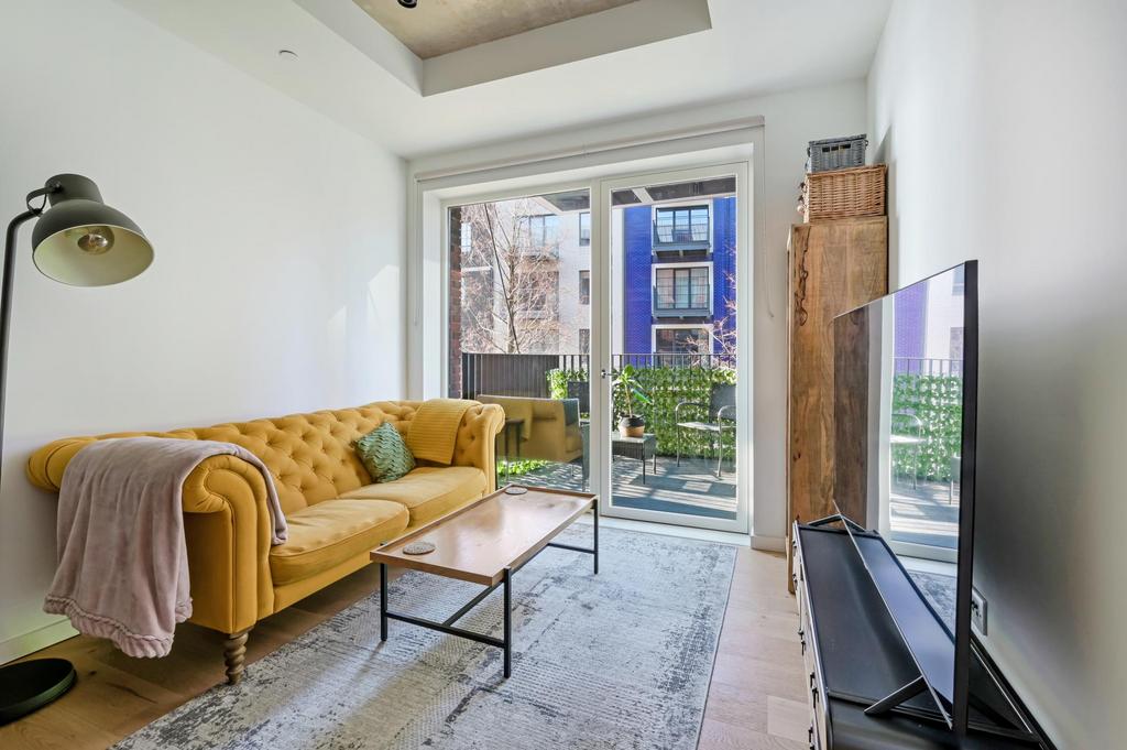 Hampden House, Orchard Place, London... 1 bed apartment - £400,000