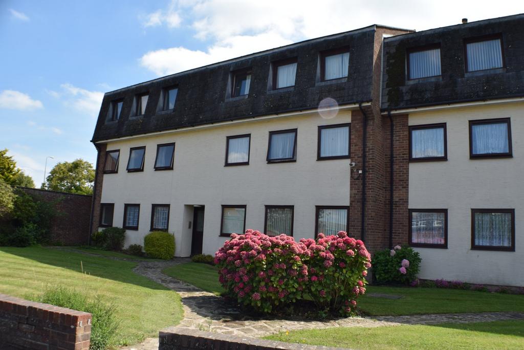 Cedar Crescent, St. Marys Bay, Romney... 2 bed apartment - £950 pcm (£ ...