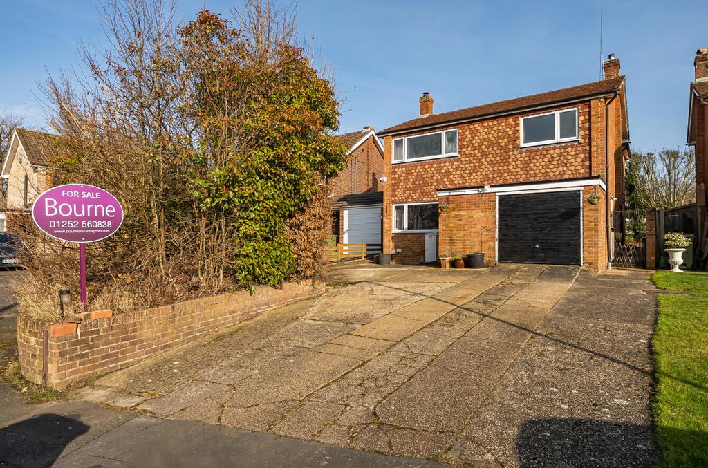 Foxhurst Road, Ash Vale GU12 4 bed detached house - £580,000
