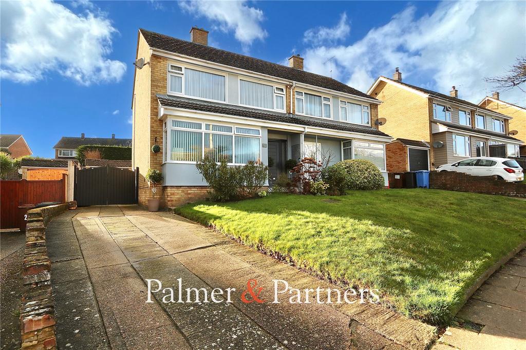Radcliffe Drive, Ipswich, Suffolk, IP2 3 bed semi-detached house - £300,000