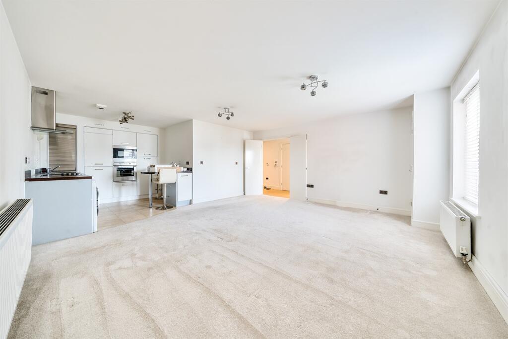 Burghley Court, Kingsquarter, Maidenhead 2 bed flat - £300,000