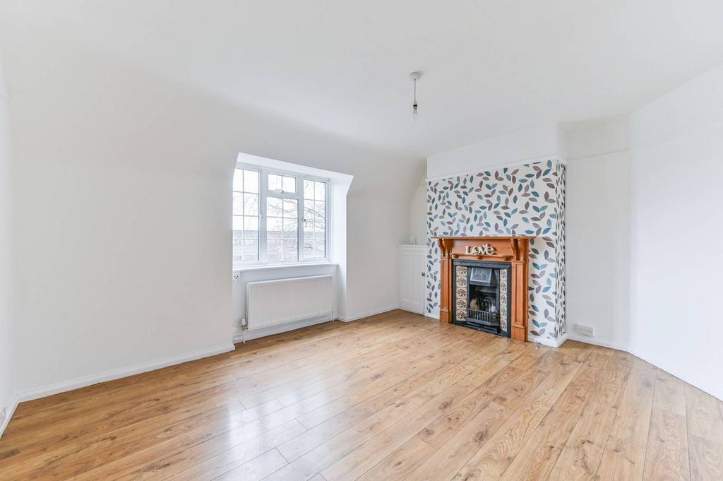 Lucas Court, Sydenham, London, SE26 3 bed flat - £2,000 pcm (£462 pw)