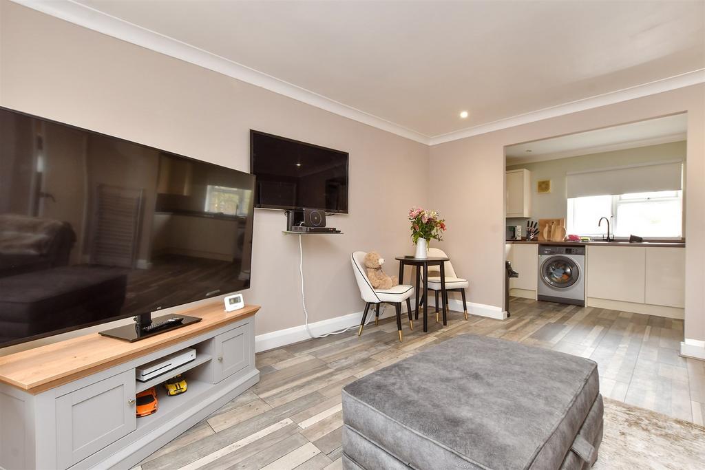 Jackson Road, Crawley RH11 1 bed maisonette - £139,000