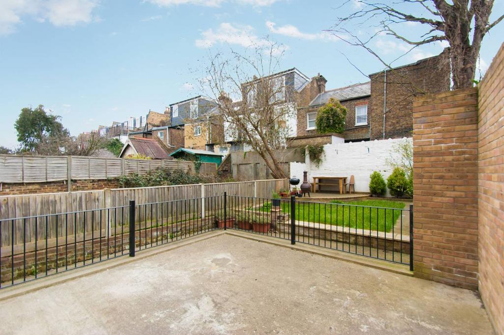 Loftus Road, Shepherd's Bush, London... 1 bed flat - £1,700 pcm (£392 pw)