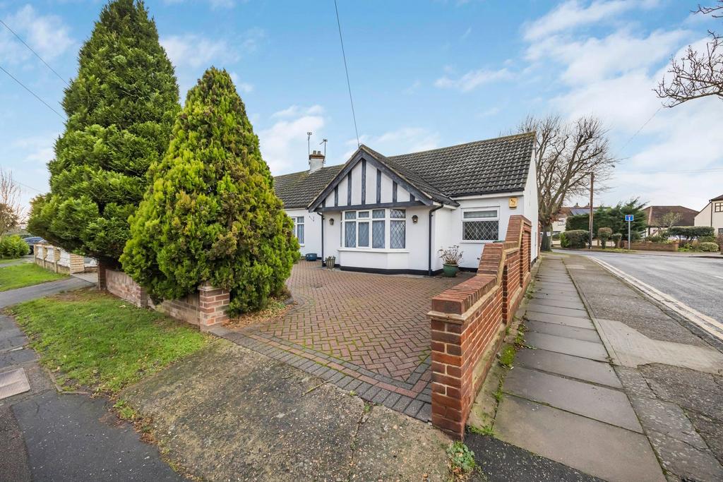 Front Lane, Upminster, RM14 2 bed semi-detached bungalow - £600,000