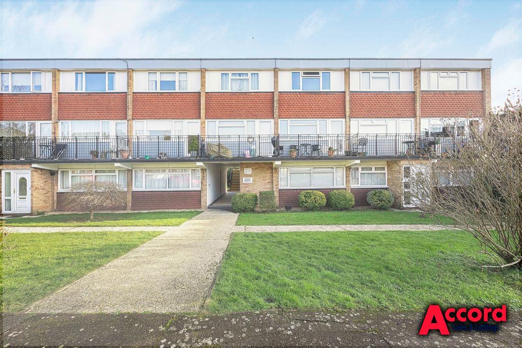 Briarleas Gardens, Upminster, RM14 2 bed flat for sale - £300,000