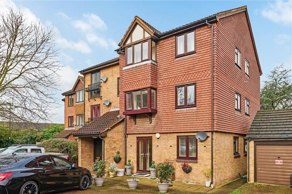 Gables Close, London SE12 2 bed flat - £1,650 pcm (£381 pw)