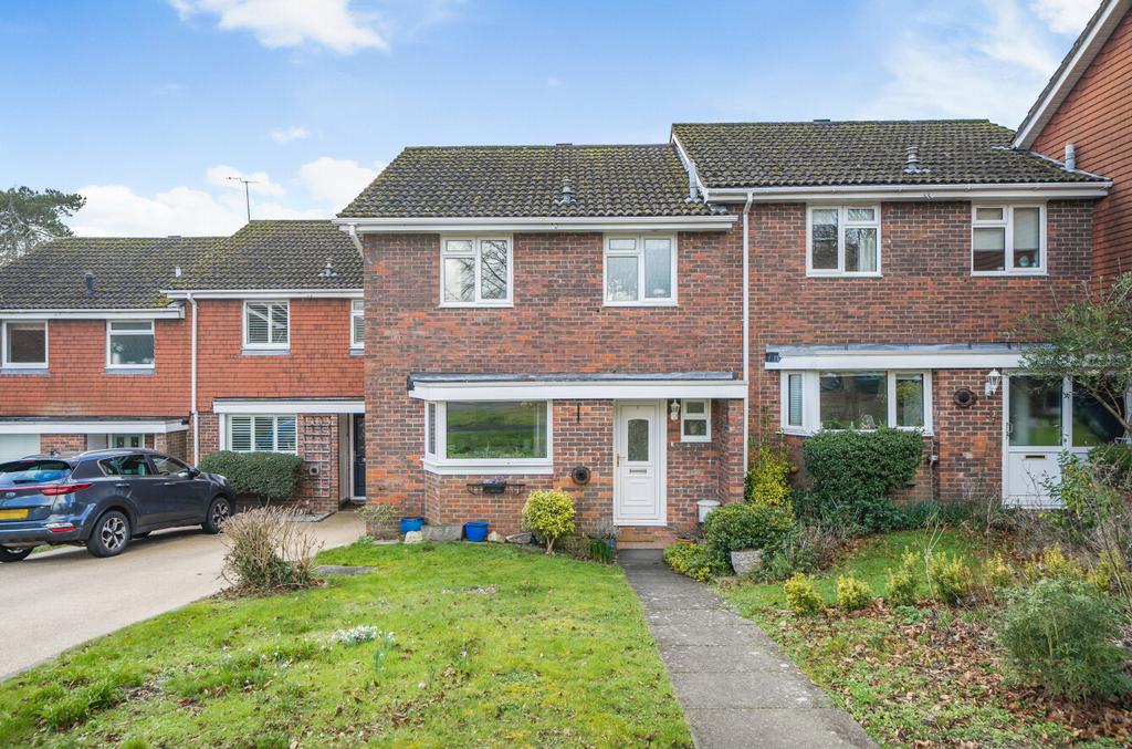 Hasted Drive, Alresford, Hampshire, SO24 3 bed terraced house - £410,000
