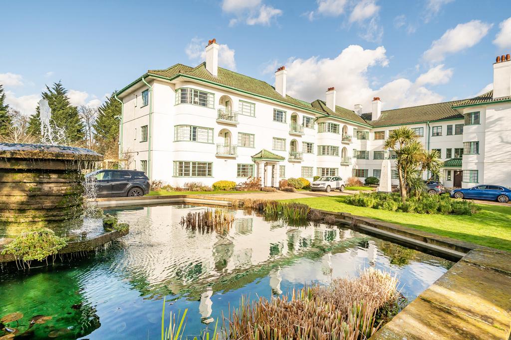 Pinner Court, Pinner, Middlesex 2 bed apartment for sale - £375,000