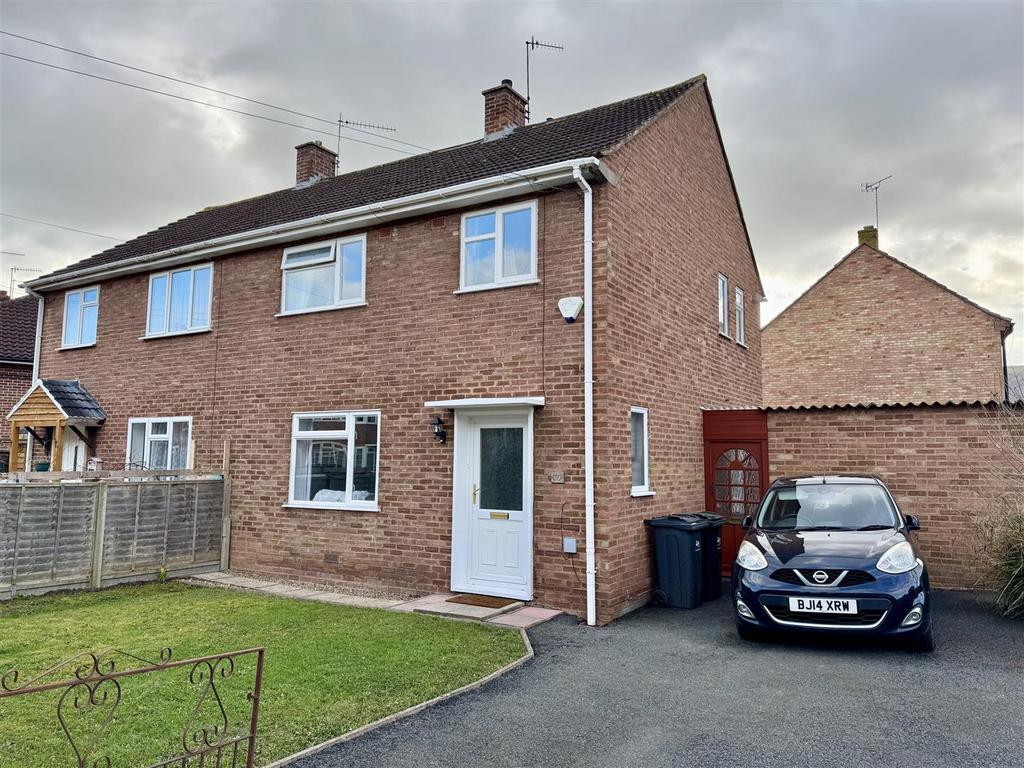 Moat Crescent, Malvern 3 bed semi-detached house - £230,000