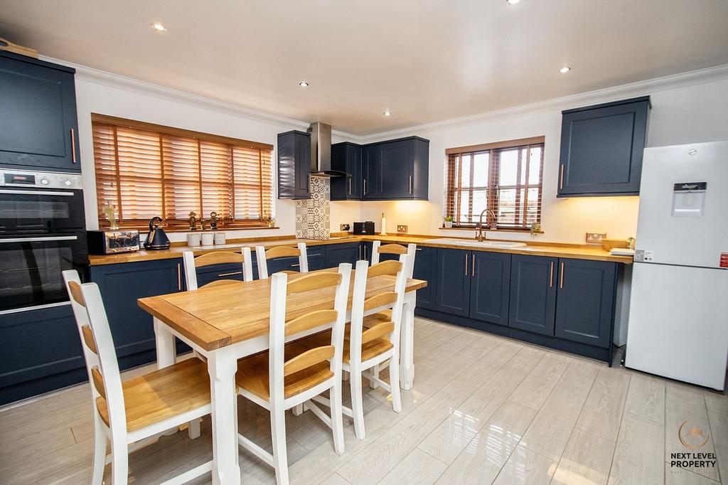 Walnut Tree Walk, Wimblington, PE15 4 bed detached house for sale - £ ...