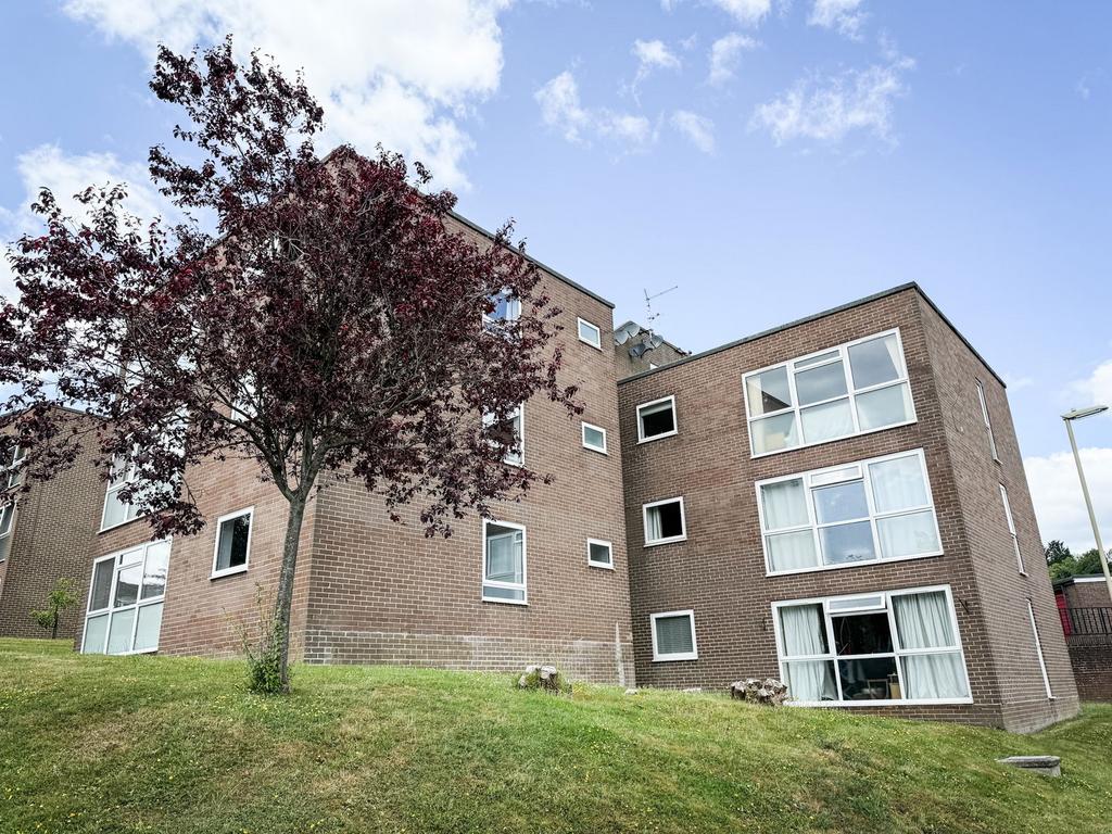 Falcon Court, Alton GU34 3 bed flat for sale - £220,000