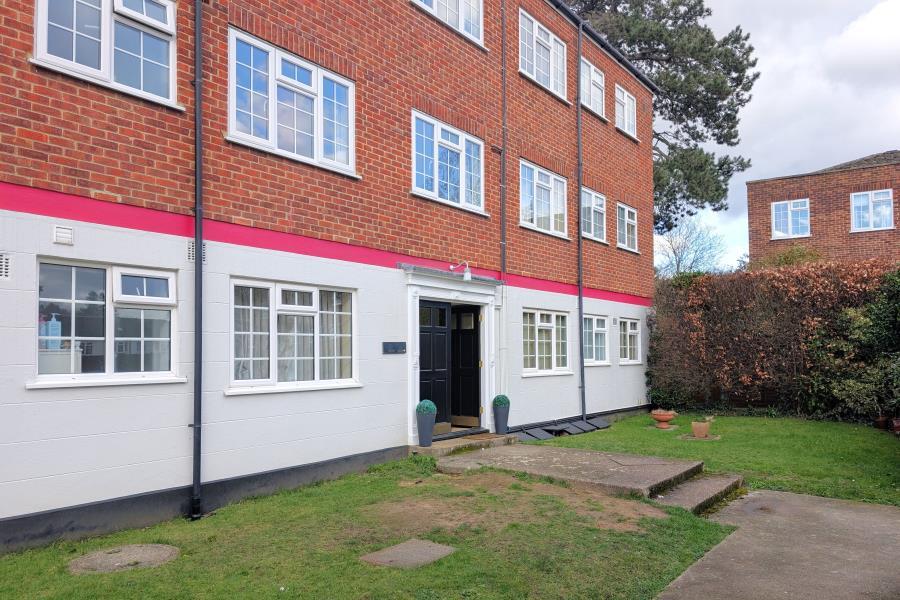2 Ockenden Close, Woking GU22 2 bed flat - £1,600 pcm (£369 pw)