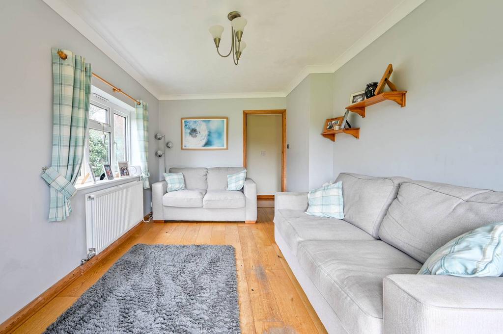 Willow Road, Farncombe, Godalming, GU7 3 bed bungalow for sale - £450,000