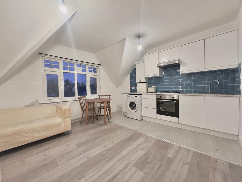 St. Margarets Road, SE4 1YL 2 bed flat - £1,600 pcm (£369 pw)