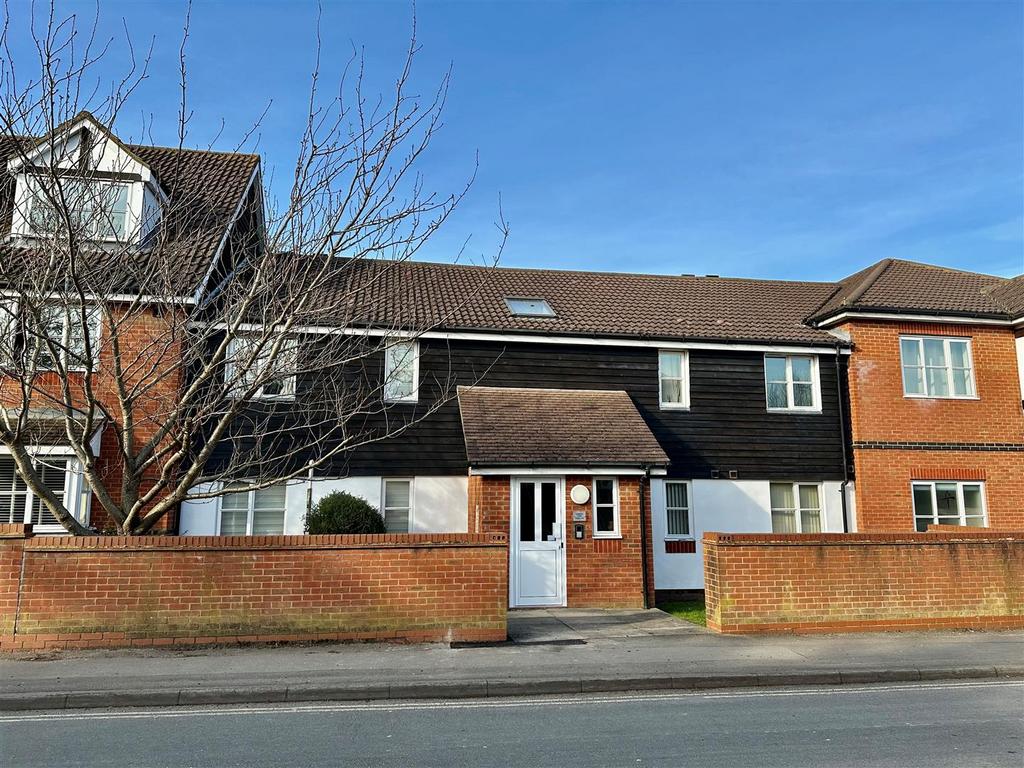 Arthur Road, Farnham 2 bed flat - £260,000