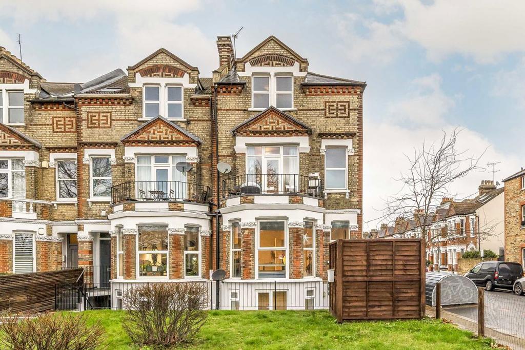 Clapham Common North Side, London SW4 2 bed flat - £695,000