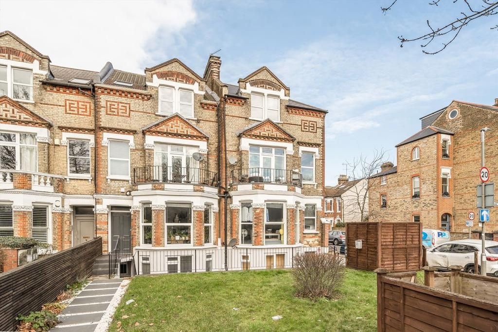 Clapham Common North Side, London SW4 3 bed flat for sale - £899,990