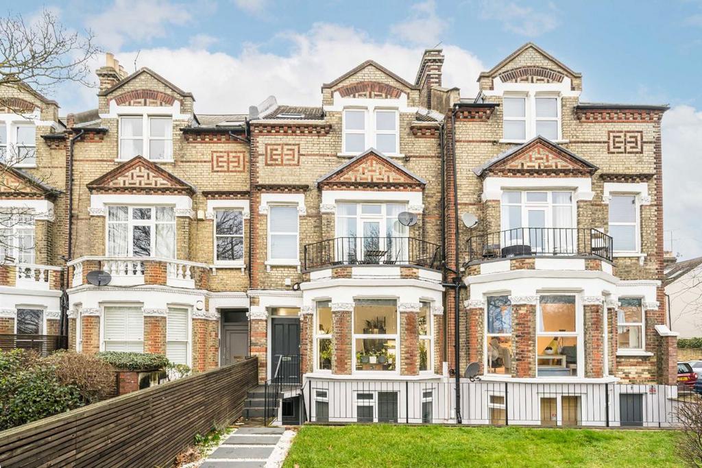 Clapham Common North Side, London SW4 2 bed flat - £699,990