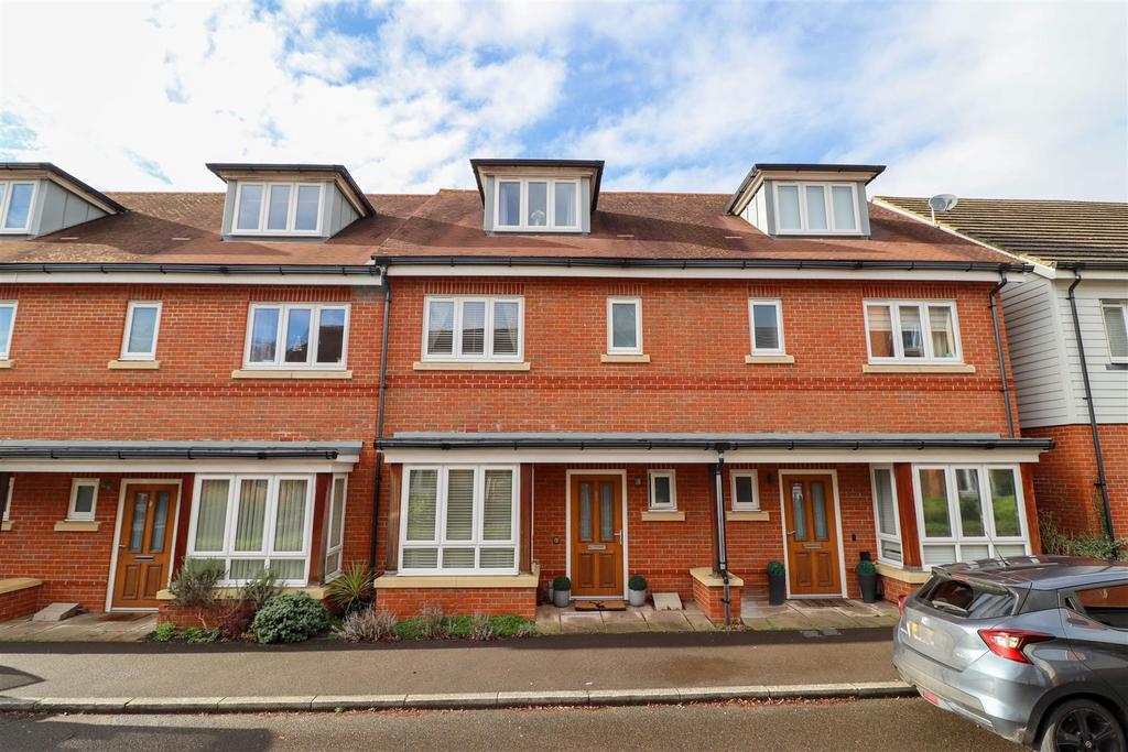 Willowbourne, Fleet GU51 3 bed terraced house - £525,000