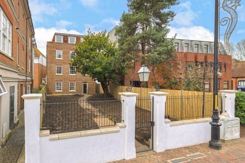 Law House, Tonbridge, Kent, TN9 1FL 2 bed apartment - £450,000