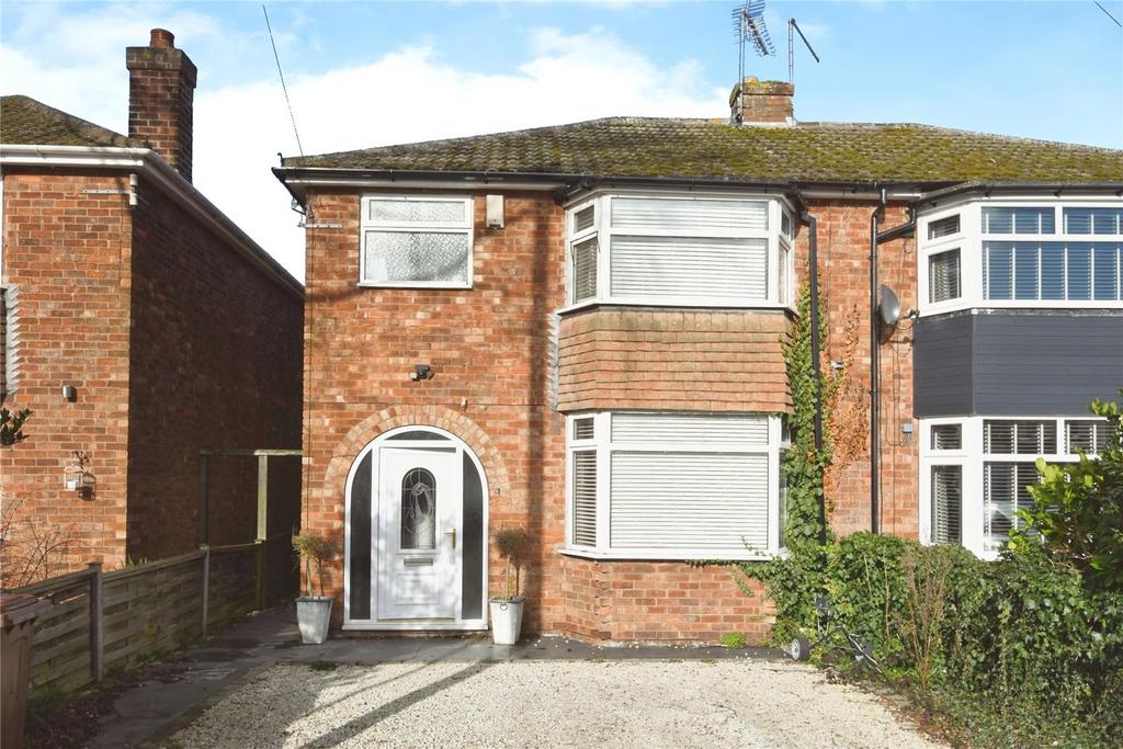 Sunningdale Drive, Lincolnshire LN6 3 bed semi-detached house - £250,000