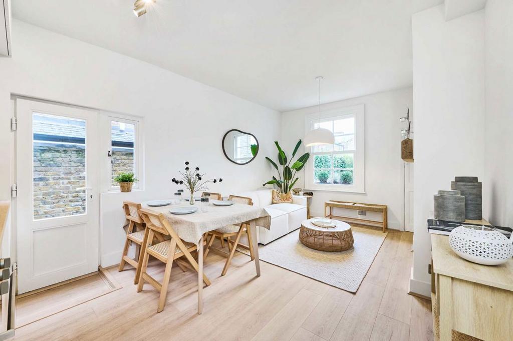 Farm Lane, London SW6 2 bed flat - £700,000