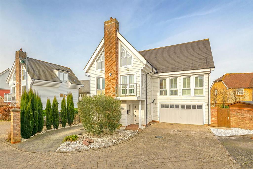 Rougemont, Kings Hill, ME19 4QB 4 bed detached house for sale - £950,000