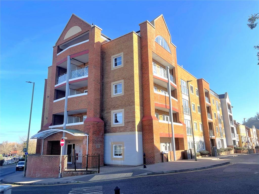 Flambard Way, Godalming, Surrey, GU7 2 bed apartment for sale - £340,000