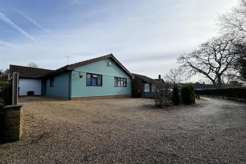 Noon Hill Drive, Verwood 3 bed detached bungalow - £510,000