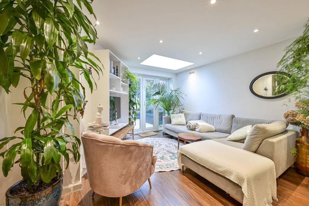 Merton Road, Southfields, London, SW18 2 bed flat - £600,000