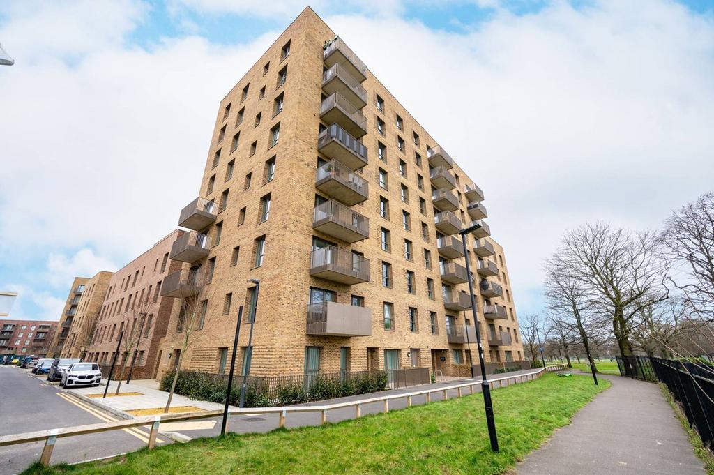 Lampton Parkside, Hounslow TW3 1 bed flat - £372,500