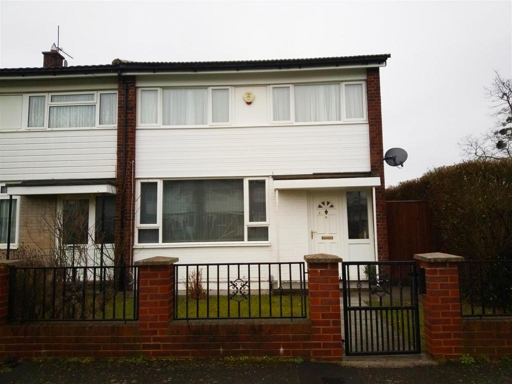 Humber Way, Slough 3 bed end of terrace house - £1,950 pcm (£450 pw)
