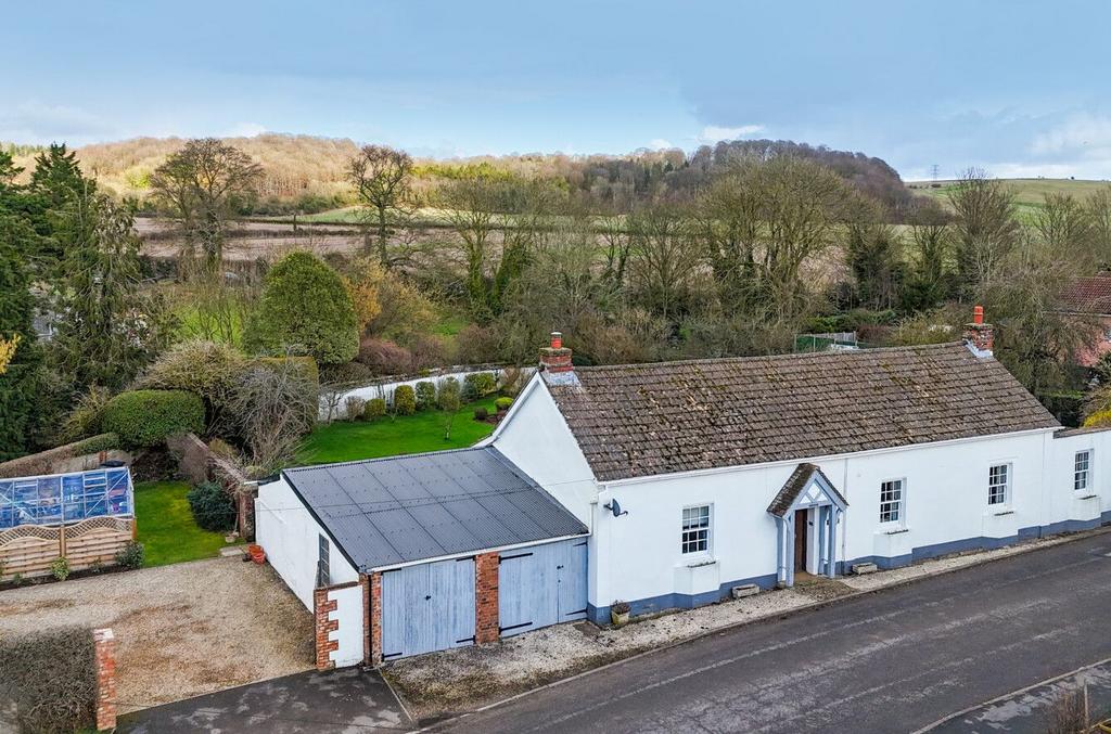 High Street, Shipton Bellinger... 4 bed detached bungalow - £675,000