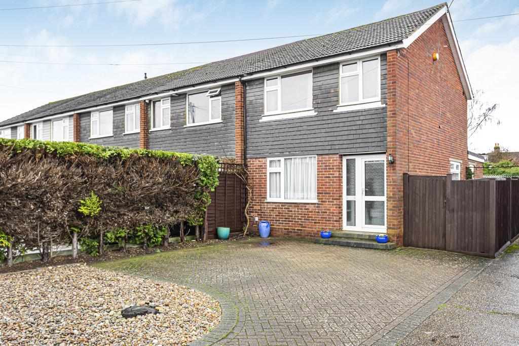 Avon Road, Sunbury-on-Thames, Surrey... 3 bed end of terrace house for ...