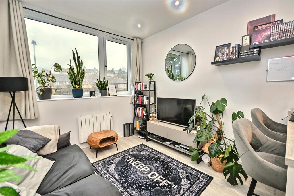 20 Upperton Road, Eastbourne 1 bed flat - £165,000