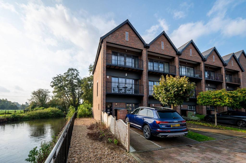 Old Woking, Old Woking, Woking, GU22 4 bed end of terrace house - £ ...