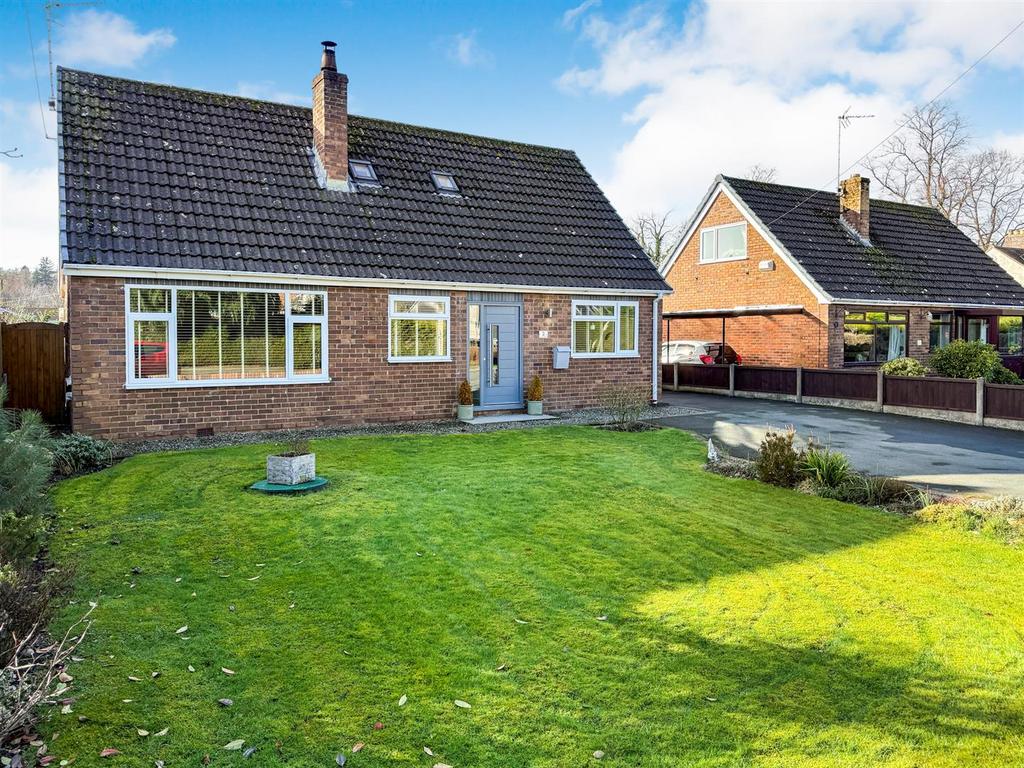Castle Crescent, Chirk 4 bed detached bungalow - £350,000